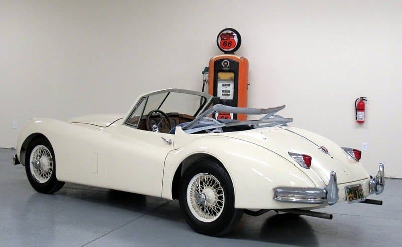 XK140 showroom white - Dusty Cars